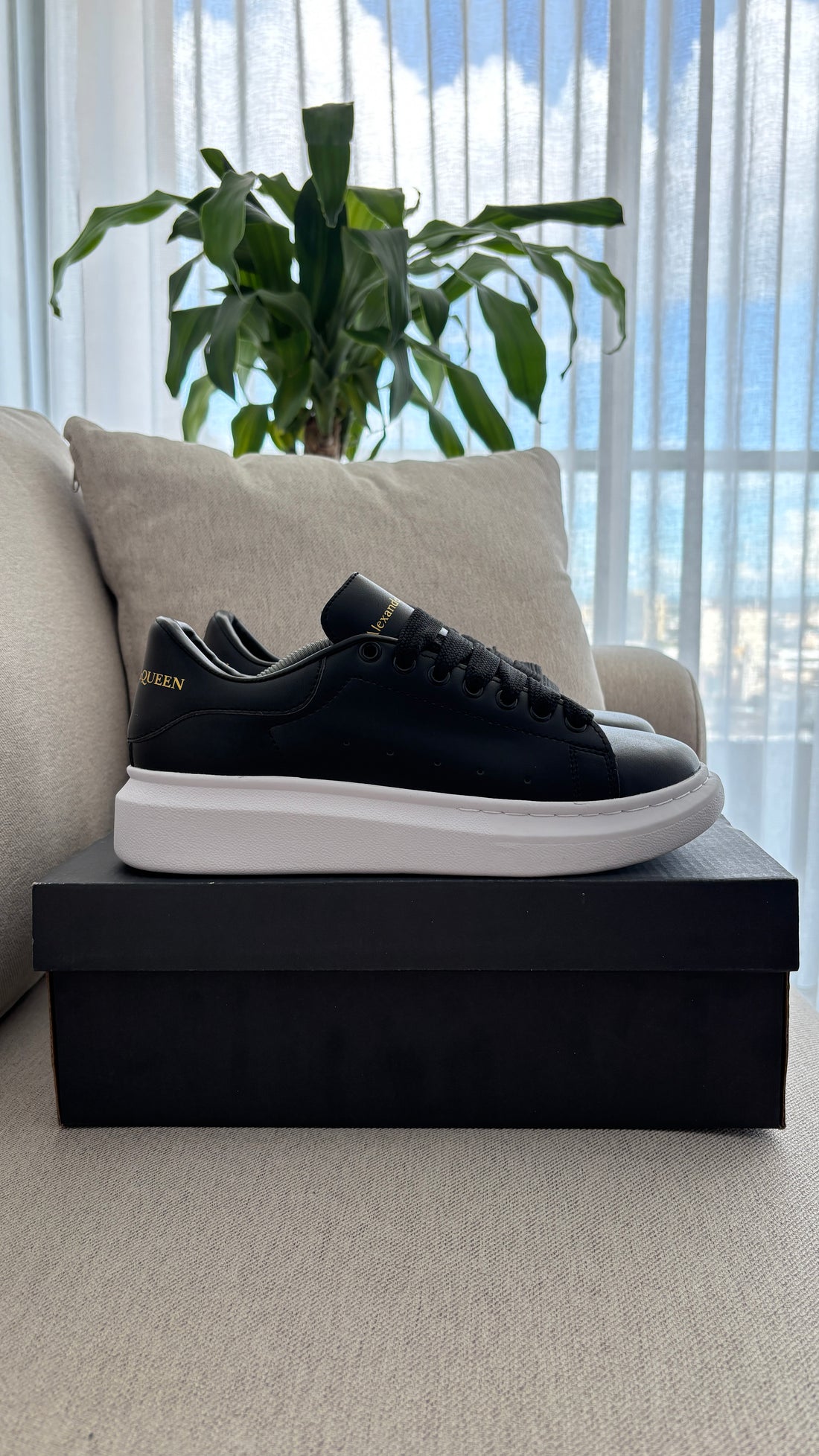 ALEXANDER MCQUEEN NEGRO BLANCO – COSTA SNEAKERS